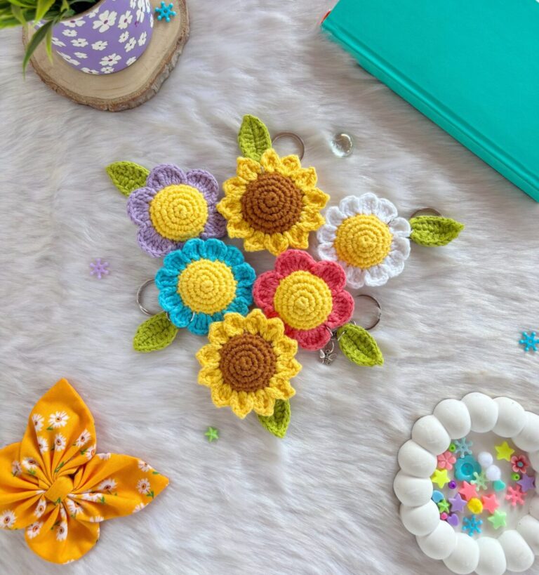 Crochet flower keychain pattern ⋆ A Little Love Everyday