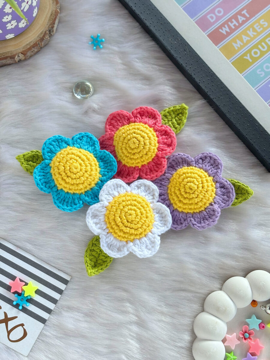 Crochet flower keychain pattern ⋆ A Little Love Everyday