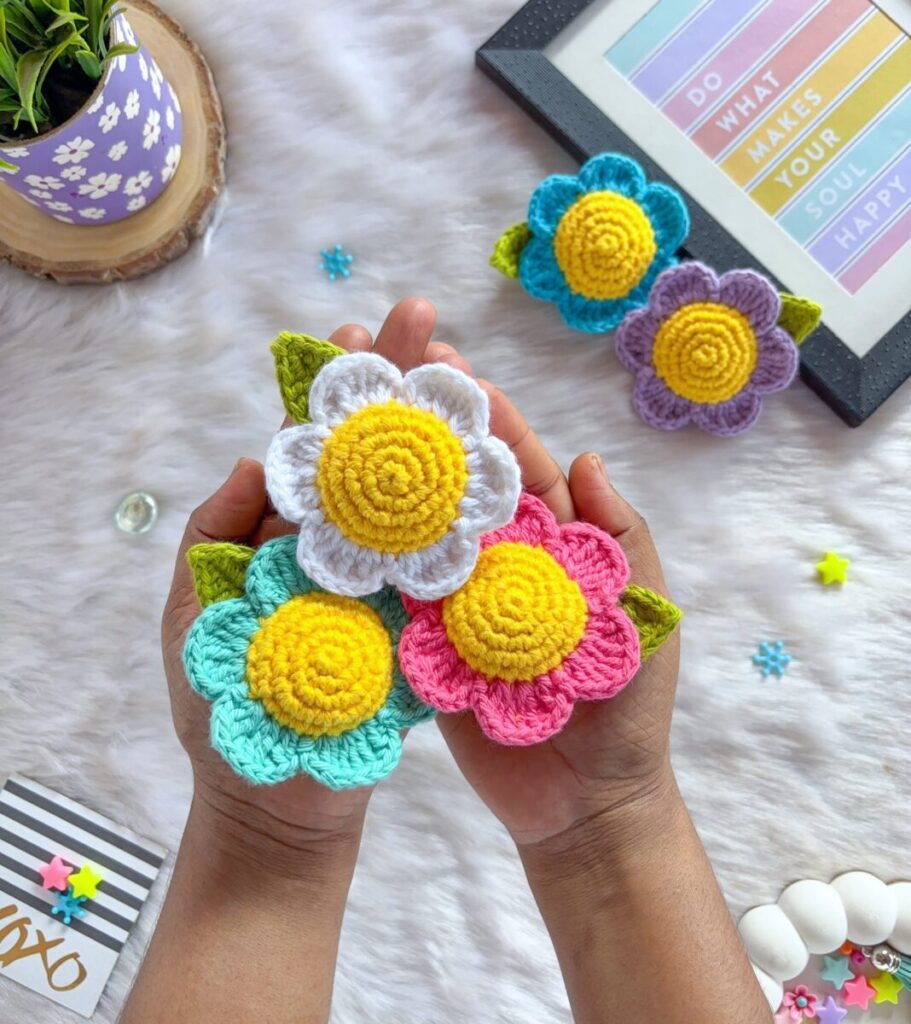 Crochet flower keychain pattern ⋆ A Little Love Everyday
