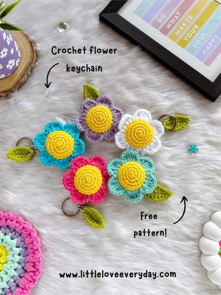 Crochet flower keychain pattern ⋆ A Little Love Everyday